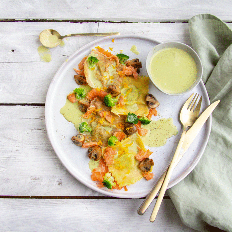 Ravioli met broccoli mouse, champignons en gerookte zalm - Foodstyling ...